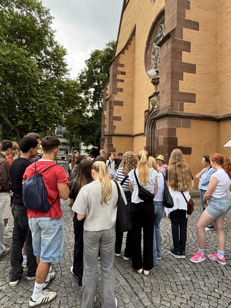 Reli-Kurse der KS1 auf der „Alternativen Stadtführung“ in Stuttgart unterwegs | Hölderlin ...